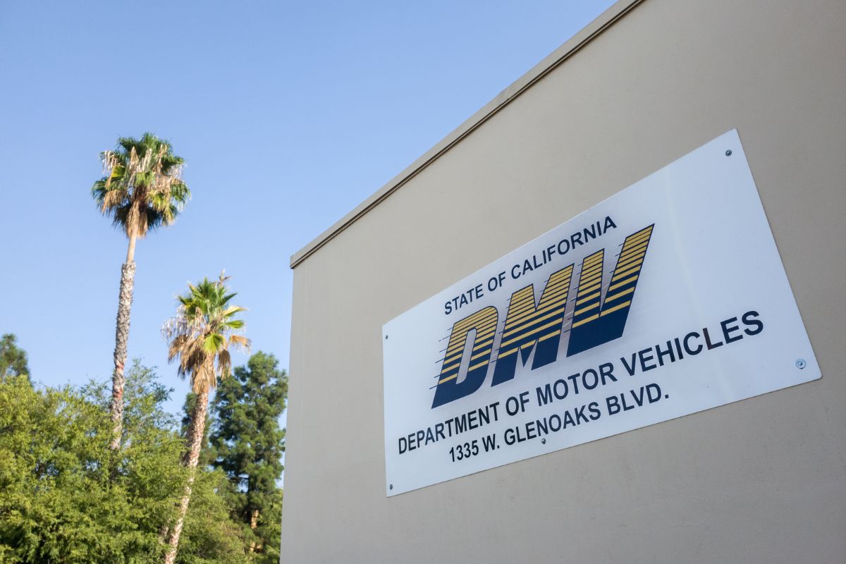 Ubica las oficinas del Departamento de Vehículos Motorizados